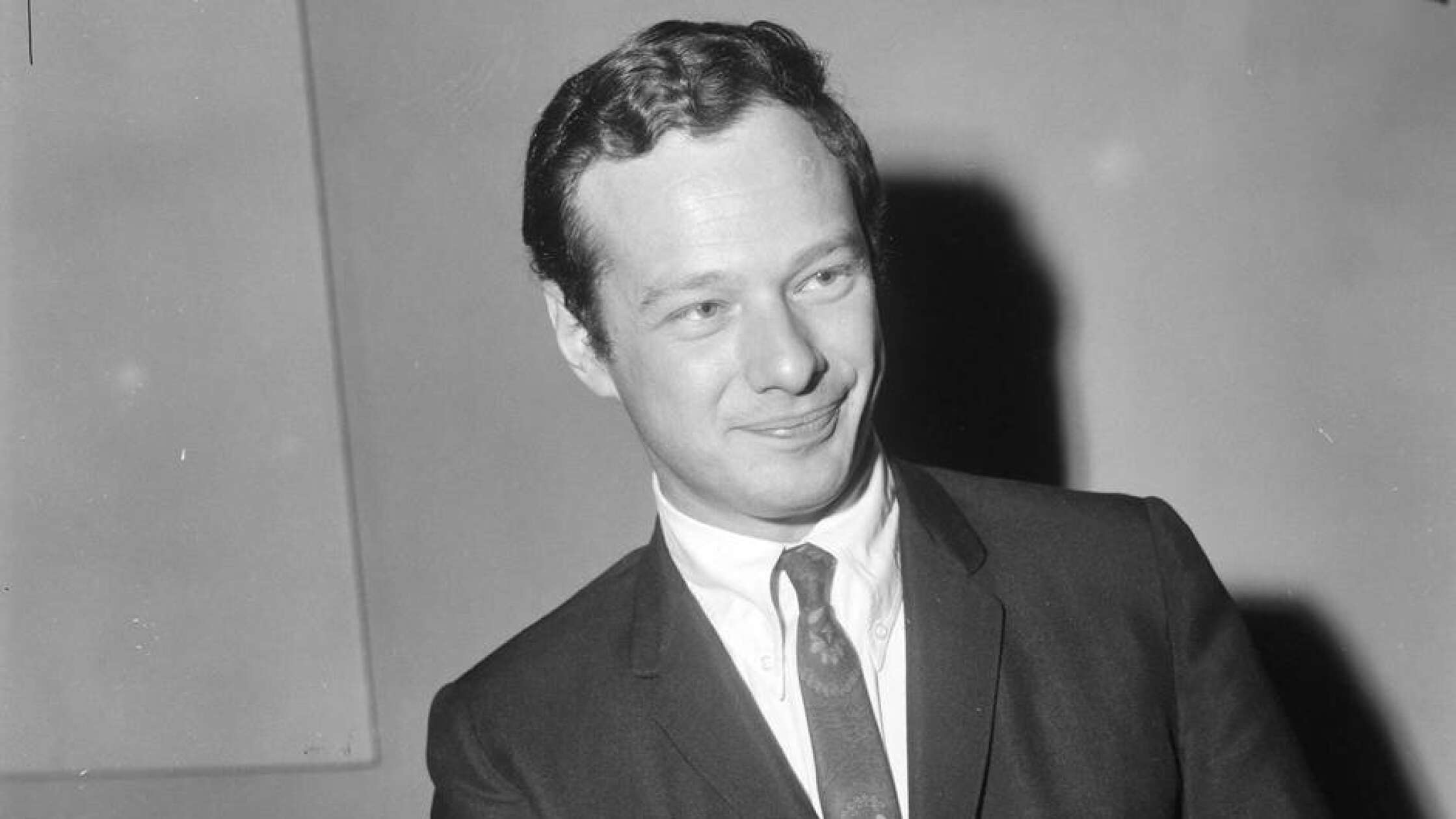 Brian Epstein: Unser Porträt über den fünften Beatle | ROCK ANTENNE